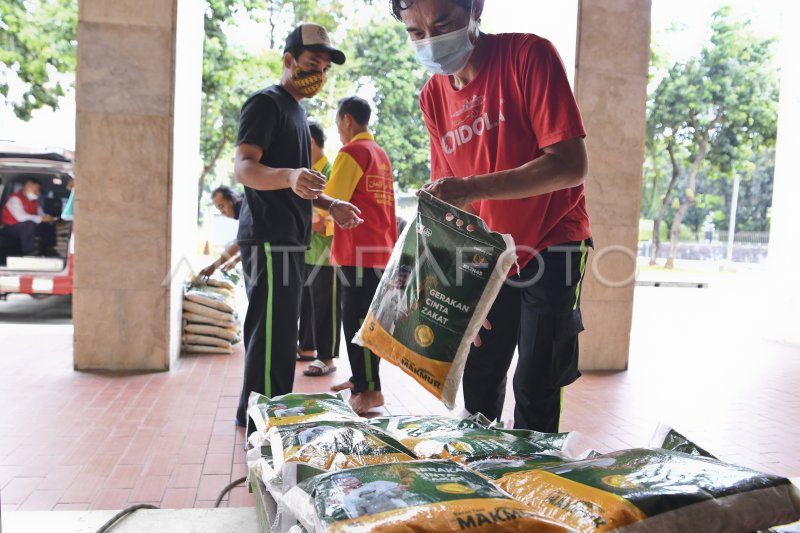 PENYALURAN ZAKAT FITRAH MASJID ISTIQLAL | ANTARA Foto PENYALURAN ZAKAT FITRAH MASJID ISTIQLAL | ANTARA Foto