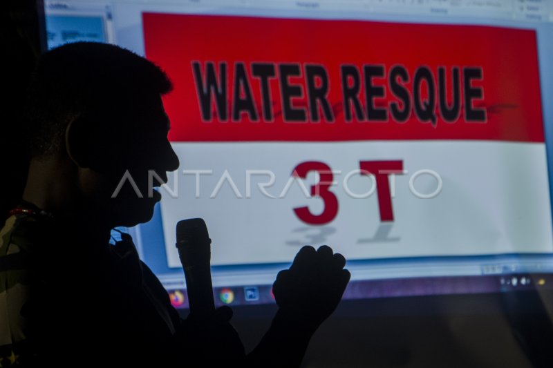 MENJADI PAHLAWAN KEMANUSIAAN DI PERAIRAN | ANTARA Foto