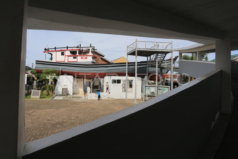 PENUTUPAN OBJEK WISATA DI ZONA MERAH | ANTARA Foto PENUTUPAN OBJEK WISATA DI ZONA MERAH | ANTARA Foto