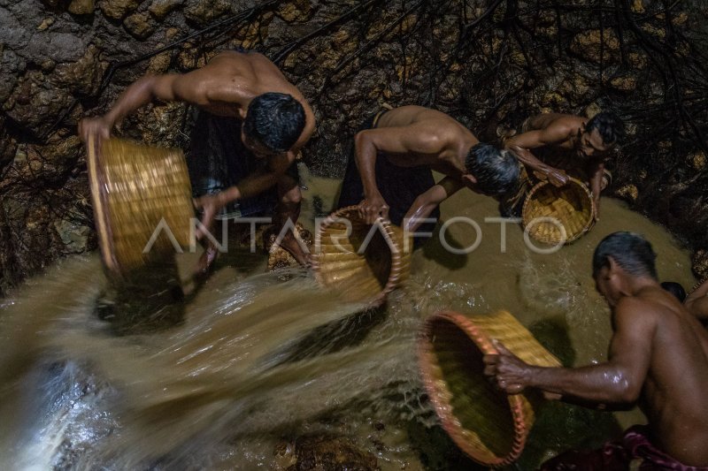 TRADISI SEDEKAH BUMI DESA SUGIHMANIK | ANTARA Foto