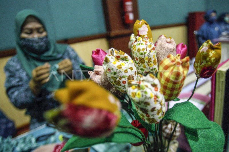 LOMBA KREASI DAUR ULANG LIMBAH KAIN PERCA | ANTARA Foto