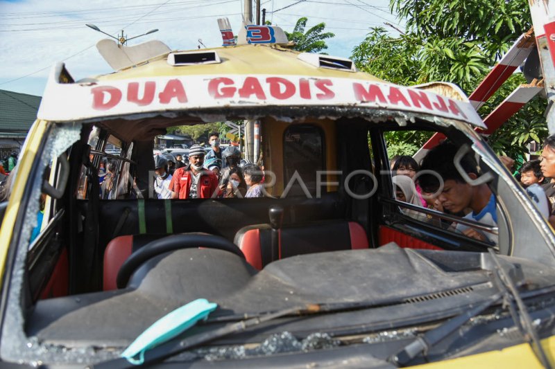 TABRAKAN ANGKOT DENGAN KERETA API | ANTARA Foto TABRAKAN ANGKOT DENGAN KERETA API | ANTARA Foto