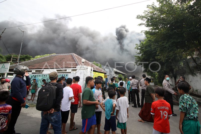 KEBAKARAN PABRIK SEPATU DAN SANDAL | ANTARA Foto