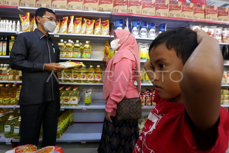 KRISIS MINYAK GORENG DI ACEH | ANTARA Foto KRISIS MINYAK GORENG DI ACEH | ANTARA Foto