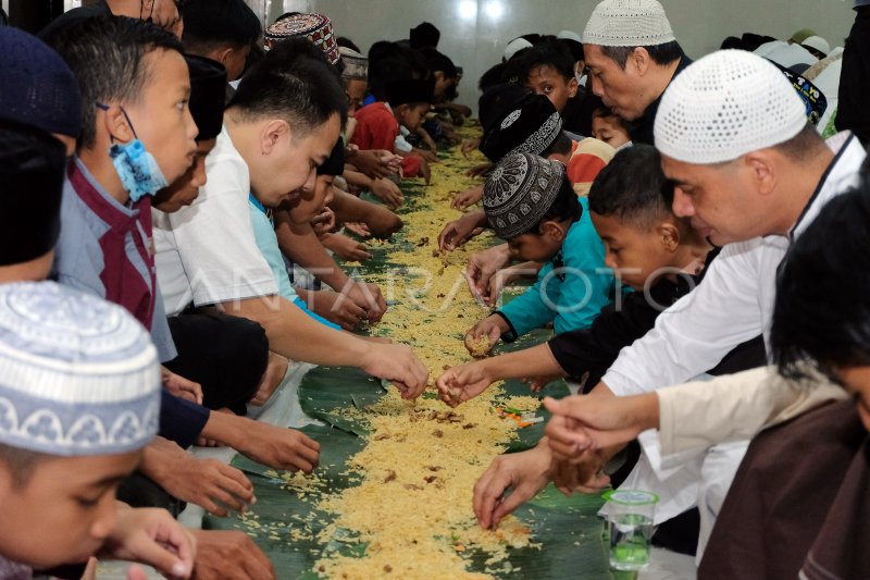 TRADISI MEGIBUNG SAAT BERBUKA PUASA DI BALI | ANTARA Foto