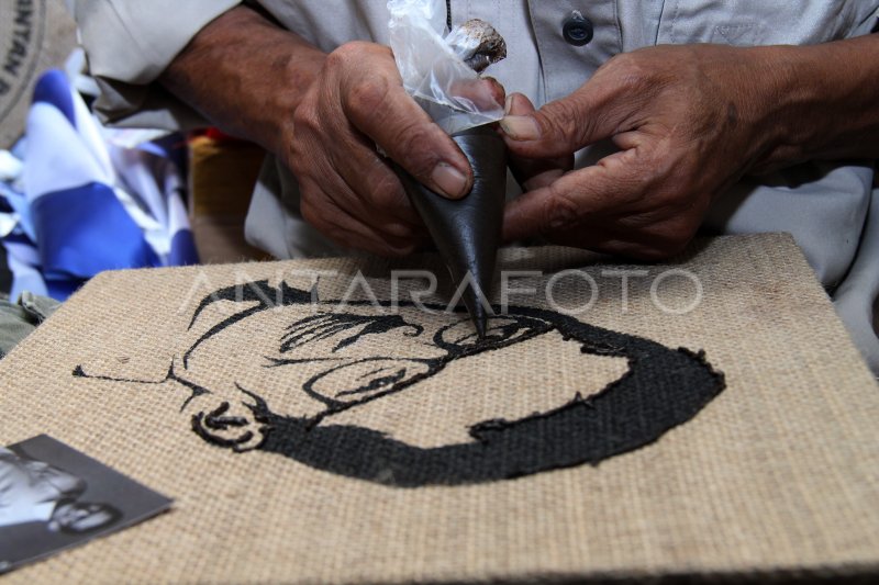 LUKISAN DARI AMPAS KOPI | ANTARA Foto LUKISAN DARI AMPAS KOPI | ANTARA Foto