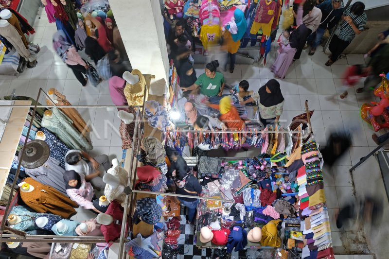 BELANJA KEPERLUAN LEBARAN DI PASAR TRADISIONAL | ANTARA Foto