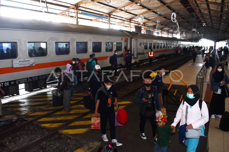 JUMLAH PENUMPANG KERETA API DI STASIUN KA MADIUN | ANTARA Foto JUMLAH PENUMPANG KERETA API DI STASIUN KA MADIUN | ANTARA Foto