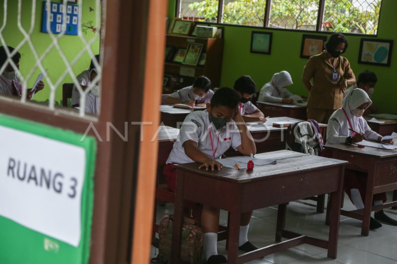 UJIAN SEKOLAH PADA HARI PERTAMA USAI LIBUR LEBARAN | ANTARA Foto UJIAN SEKOLAH PADA HARI PERTAMA USAI LIBUR LEBARAN | ANTARA Foto