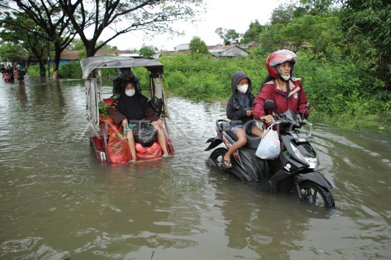 KENDARAAN MOGOK AKIBAT BANJIR | ANTARA Foto