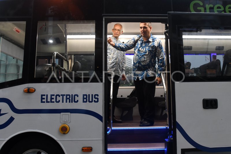 KERJA SAMA ELEKTRIFIKASI TRANSPORTASI MASSAL JABAR | ANTARA Foto