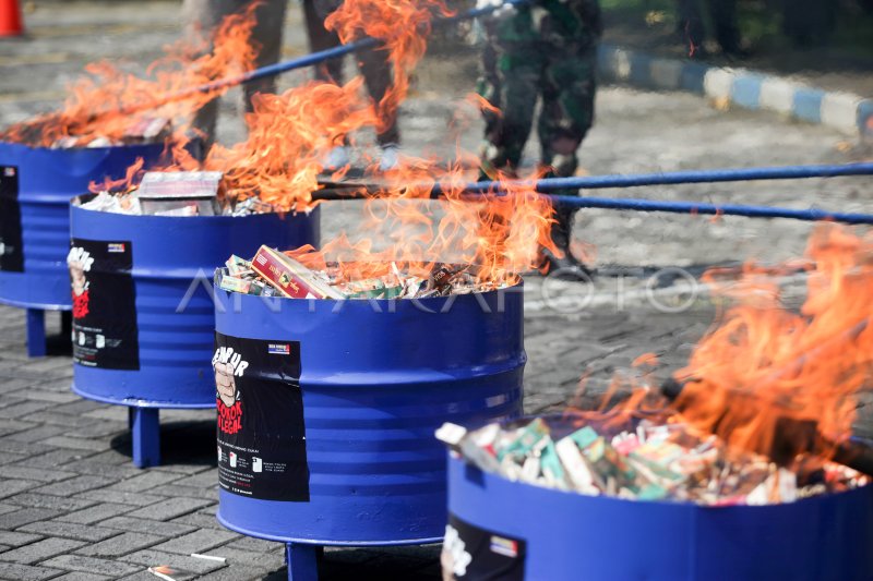 PEMUSNAHAN BARANG KENA CUKAI ILEGAL | ANTARA Foto