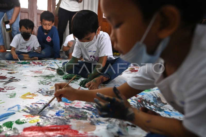 PERAYAAN HARI ANAK NASIONAL DENGAN MELUKIS | ANTARA Foto PERAYAAN HARI ANAK NASIONAL DENGAN MELUKIS | ANTARA Foto