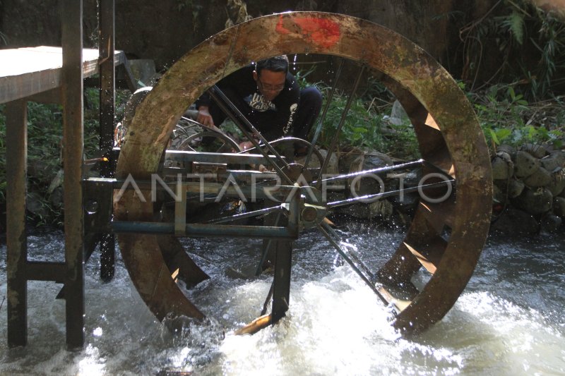 PENGGUNAAN PLTA DI KAWASAN WISATA DESA KALIKU | ANTARA Foto PENGGUNAAN PLTA DI KAWASAN WISATA DESA KALIKU | ANTARA Foto