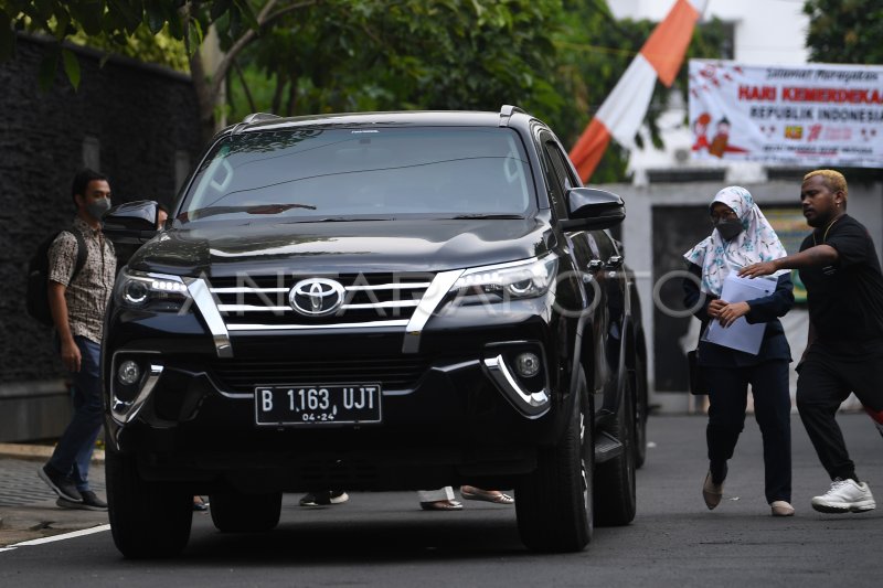 LPSK DATANGI KEDIAMAN ISTRI IRJEN POL FERDY SAMBO | ANTARA Foto LPSK DATANGI KEDIAMAN ISTRI IRJEN POL FERDY SAMBO | ANTARA Foto