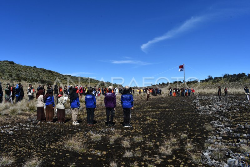 UPACARA BENDERA HUT RI DI GUNUNG LAWU | ANTARA Foto UPACARA BENDERA HUT RI DI GUNUNG LAWU | ANTARA Foto