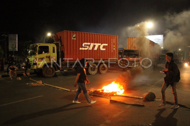 PENGUNJUK RASA BBM TUTUP AKSES JALAN DI MAKASSAR | ANTARA Foto PENGUNJUK RASA BBM TUTUP AKSES JALAN DI MAKASSAR | ANTARA Foto