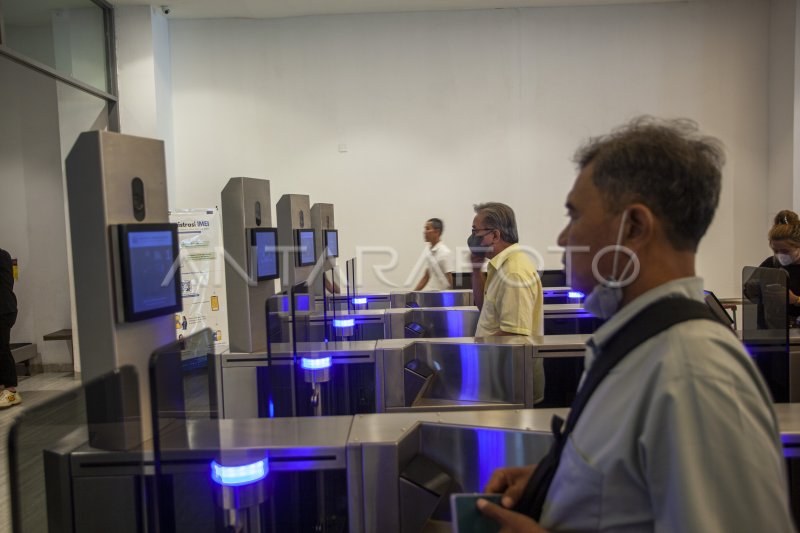 PENERAPAN AUTOGATE DI PELABUHAN INTERNASIONAL BATAM | ANTARA Foto