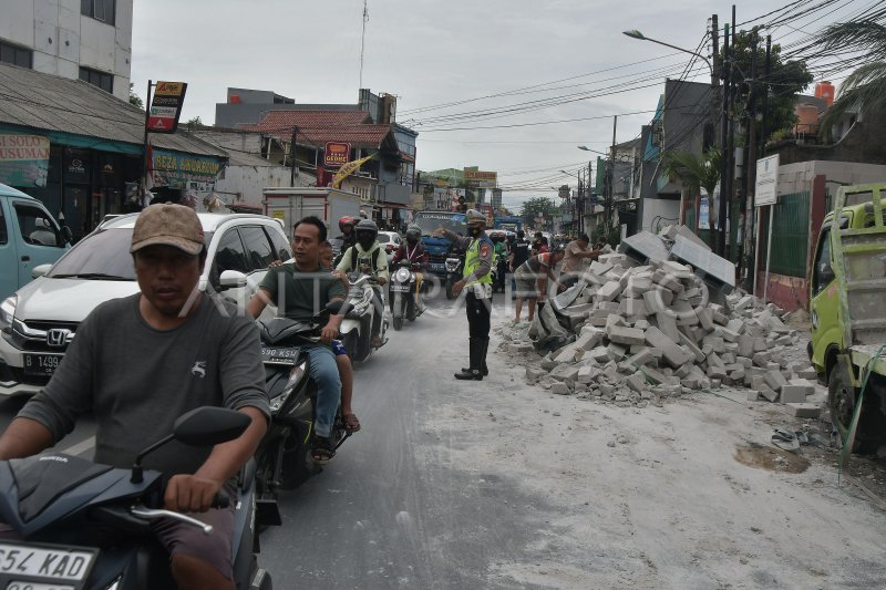 Kecelakaan Truk Di Bekasi Antara Foto