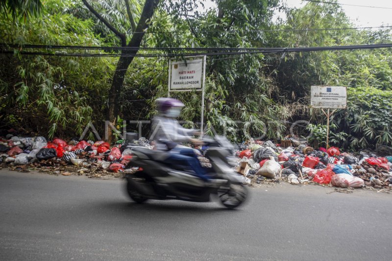TUMPUKAN SAMPAH PINGGIR JALAN DI BOGOR | ANTARA Foto TUMPUKAN SAMPAH PINGGIR JALAN DI BOGOR | ANTARA Foto