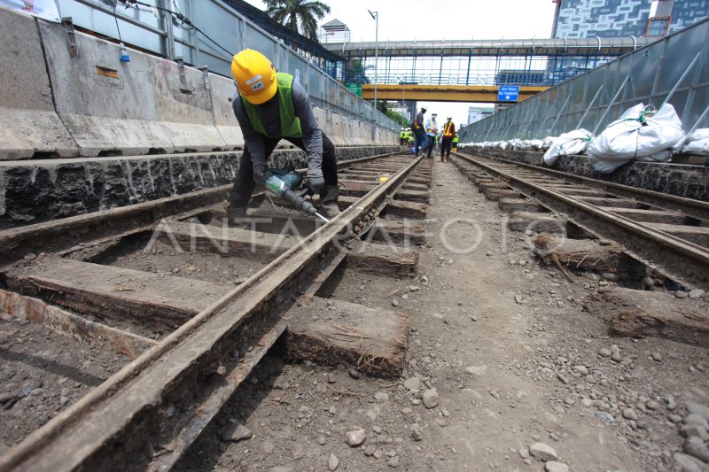 RELOKASI REL TREM DI PROYEK MRT | ANTARA Foto RELOKASI REL TREM DI PROYEK MRT | ANTARA Foto