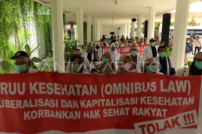 UNJUK RASA TOLAK RUU KESEHATAN OMNIBUS LAW | ANTARA Foto UNJUK RASA TOLAK RUU KESEHATAN OMNIBUS LAW | ANTARA Foto