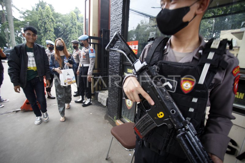 PERKETAT PENJAGAAN KANTOR POLISI | ANTARA Foto PERKETAT PENJAGAAN KANTOR POLISI | ANTARA Foto