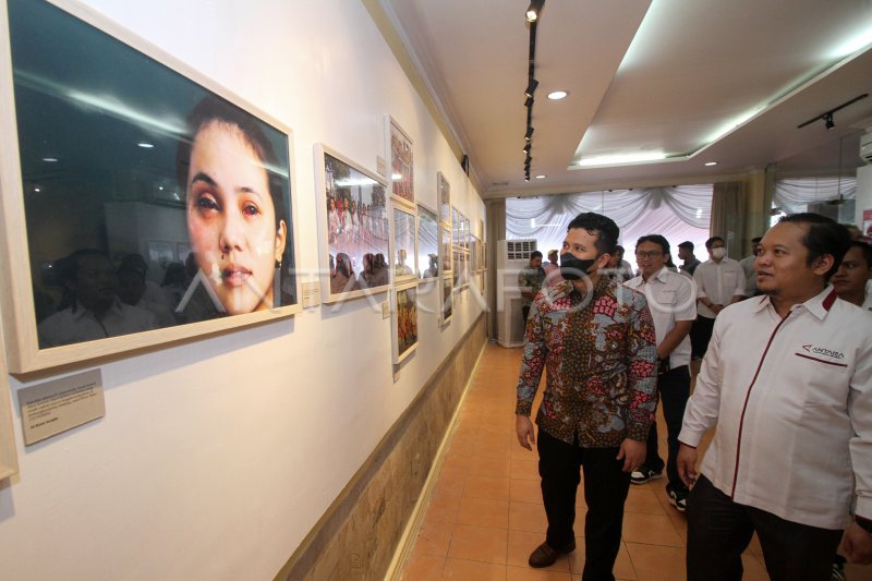 PELUNCURAN BUKU DAN PAMERAN RETROSPEKSI JATIM | ANTARA Foto