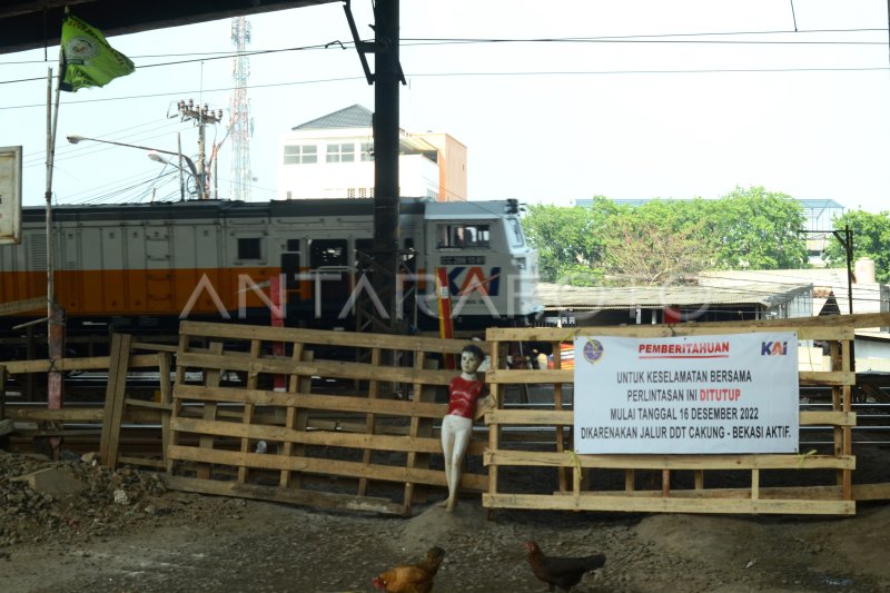 PENUTUPAN PERLINTASAN KA SEBIDANG DI BEKASI | ANTARA Foto