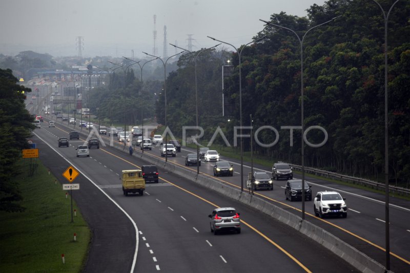 JALUR PUNCAK BOGOR RAMAI LANCAR JELANG PERGANTIAN TAHUN | ANTARA Foto