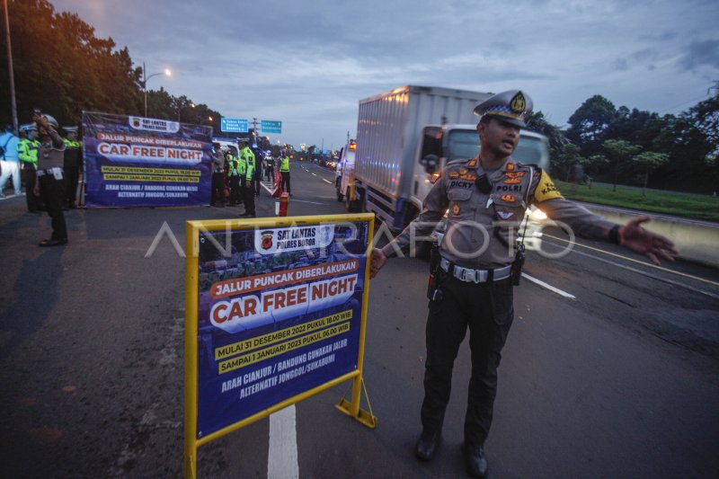 PEMBERLAKUAN CAR FREE NIGHT DI JALUR WISATA PUNCAK BOGOR | ANTARA Foto