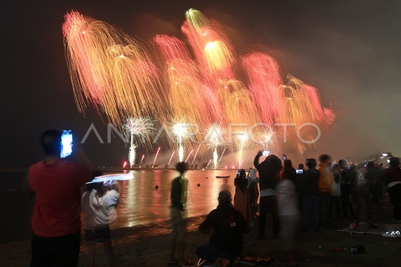 PESTA KEMBANG API TAHUN BARU DI PANTAI ANCOL JAKARTA | ANTARA Foto PESTA KEMBANG API TAHUN BARU DI PANTAI ANCOL JAKARTA | ANTARA Foto