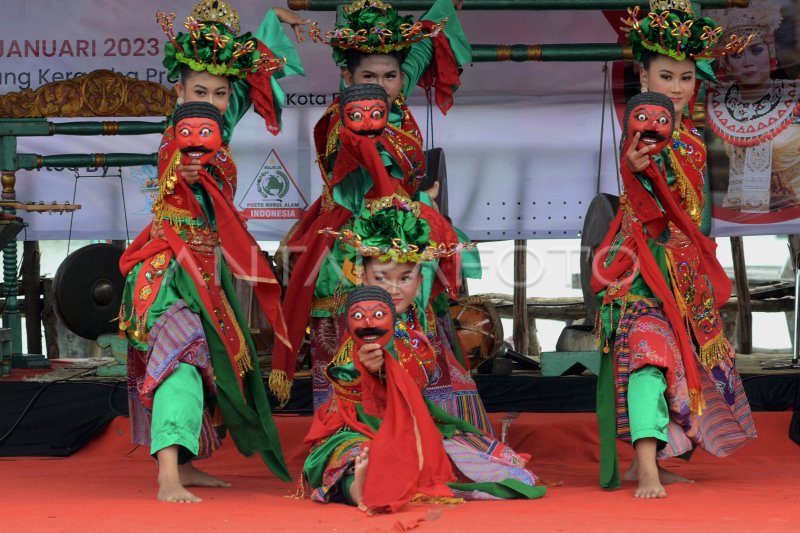 LOMBA TARI KREASI TRADISIONAL NUSANTARA | ANTARA Foto