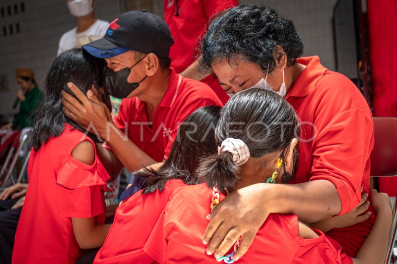 TRADISI BAKTI BASUH KAKI ORANG TUA JELANG IMLEK DI SEMARANG | ANTARA Foto TRADISI BAKTI BASUH KAKI ORANG TUA JELANG IMLEK DI SEMARANG | ANTARA Foto