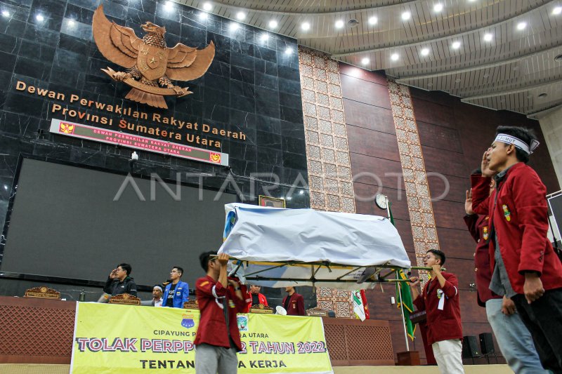 Unjuk Rasa Tolak Perppu Cipta Kerja Antara Foto