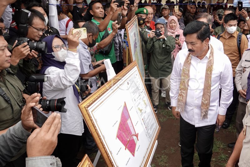 MENTERI ATR/BPN SERAHKAN SERTIFIKAT REDISTRIBUSI TANAH | ANTARA Foto