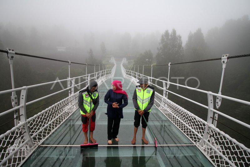 GUBERNUR JAWA TIMUR TINJAU JEMBATAN GANTUNG KACA DI BROMO | ANTARA Foto GUBERNUR JAWA TIMUR TINJAU JEMBATAN GANTUNG KACA DI BROMO | ANTARA Foto