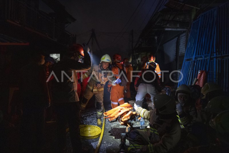 KEBAKARAN DEPO PERTAMINA PLUMPANG | ANTARA Foto KEBAKARAN DEPO PERTAMINA PLUMPANG | ANTARA Foto
