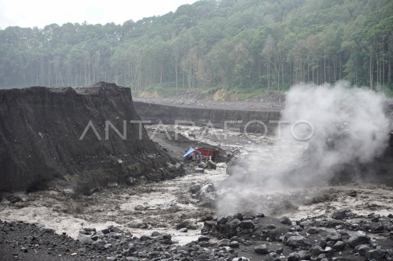 ALIRAN LAHAR HUJAN GUNUNG SEMERU | ANTARA Foto ALIRAN LAHAR HUJAN GUNUNG SEMERU | ANTARA Foto