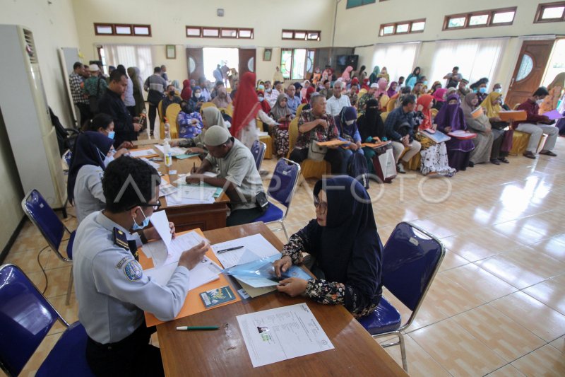 PELAYANAN PASPOR JEMAAH CALON HAJI | ANTARA Foto PELAYANAN PASPOR JEMAAH CALON HAJI | ANTARA Foto