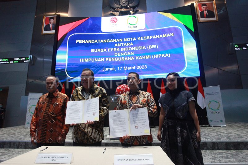 MOU SOSIALISASI DAN EDUKASI TENTANG PASAR MODAL | ANTARA Foto