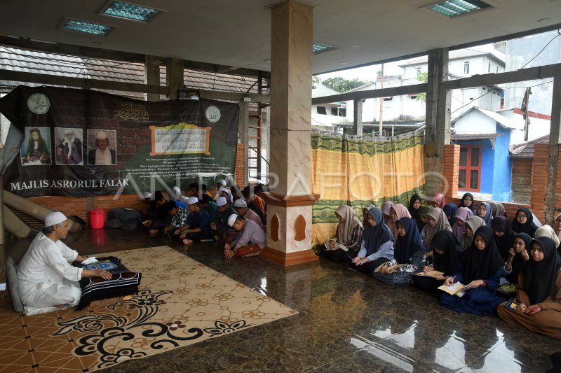 AKTIVITAS SANTRI DI PONPES AL-FALAK BOGOR | ANTARA Foto AKTIVITAS SANTRI DI PONPES AL-FALAK BOGOR | ANTARA Foto
