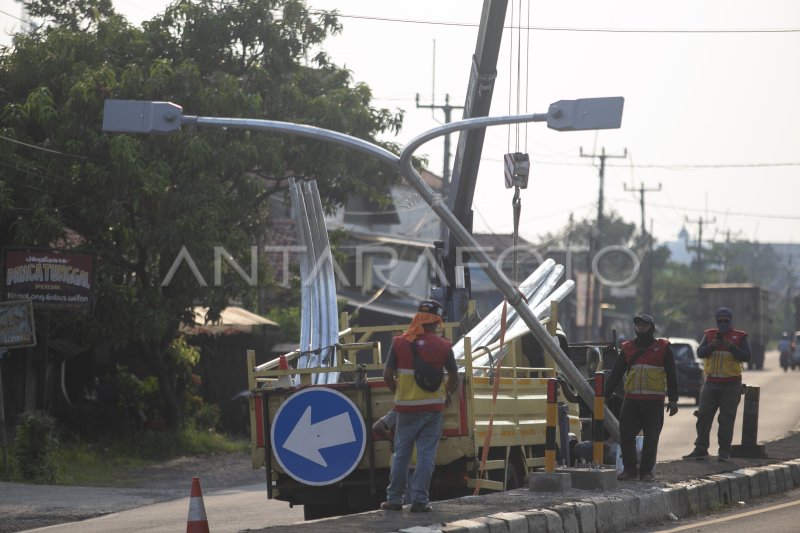 PEMASANGAN LAMPU PENERANG JALAN PANTURA | ANTARA Foto PEMASANGAN LAMPU PENERANG JALAN PANTURA | ANTARA Foto