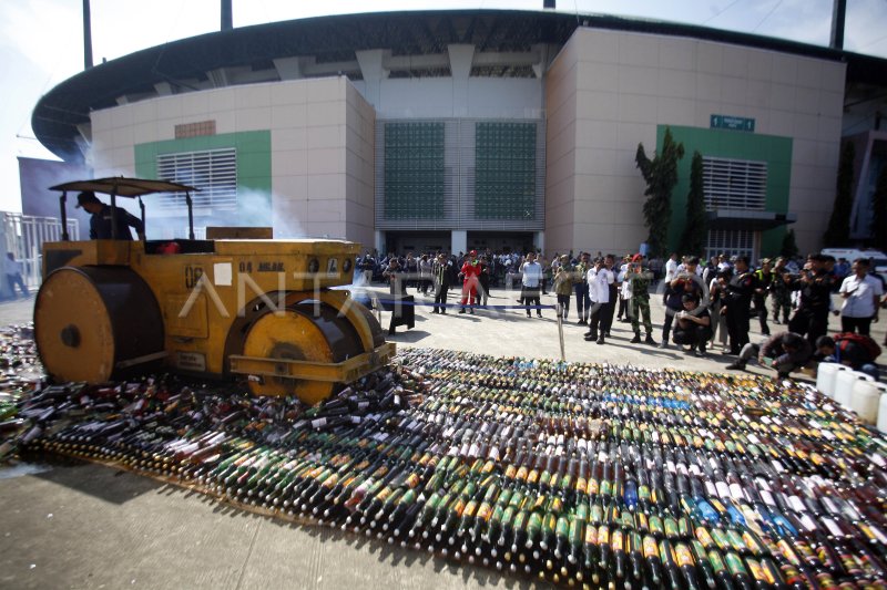PEMUSNAHAN MIRAS JELANG IDUL FITRI | ANTARA Foto PEMUSNAHAN MIRAS JELANG IDUL FITRI | ANTARA Foto