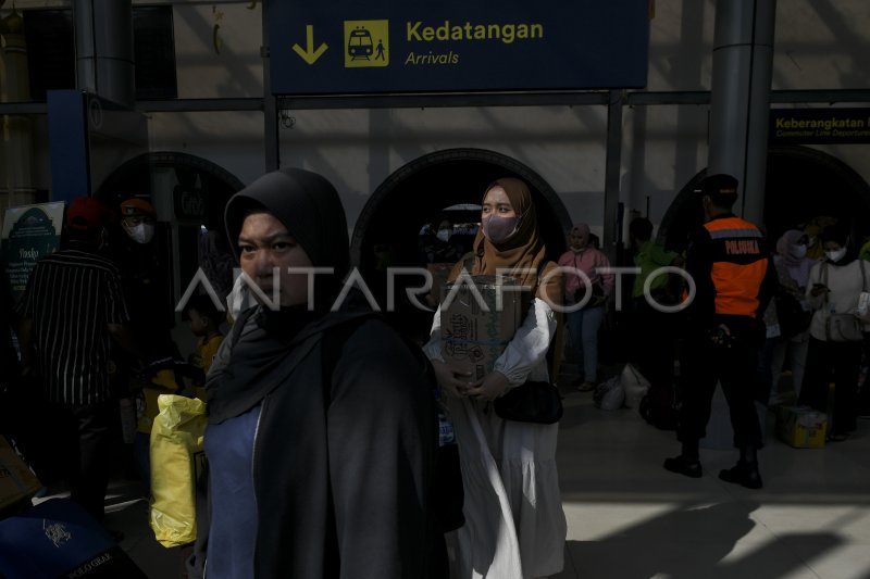 ARUS BALIK STASIUN PASAR SENEN MULAI RAMAI | ANTARA Foto ARUS BALIK STASIUN PASAR SENEN MULAI RAMAI | ANTARA Foto