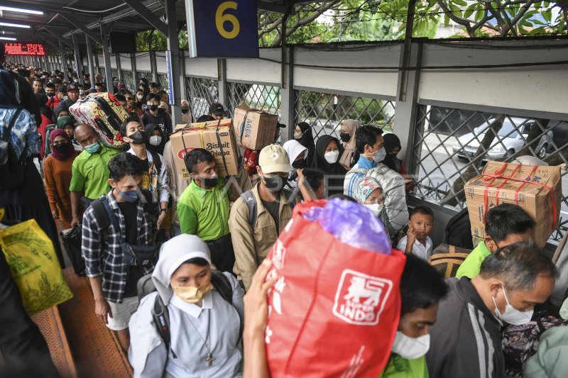 ARUS BALIK STASIUN PASAR SENEN MULAI RAMAI | ANTARA Foto