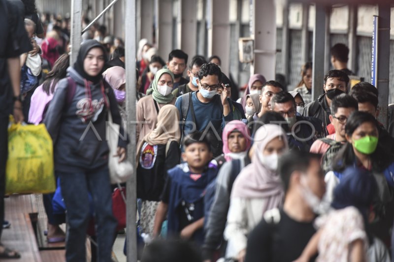 ARUS BALIK STASIUN PASAR SENEN MULAI RAMAI | ANTARA Foto