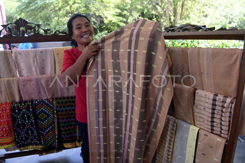 Motif mata manuk kain tenun Manggarai | ANTARA Foto