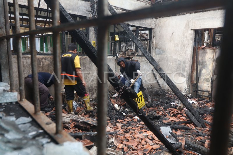 Selidiki penyebab kebakaran gedung DKPP Kediri | ANTARA Foto Selidiki penyebab kebakaran gedung DKPP Kediri | ANTARA Foto
