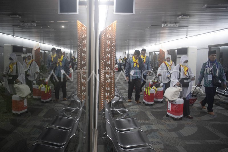 Pemberangkatan kloter pertama jamaah calon haji | ANTARA Foto Pemberangkatan kloter pertama jamaah calon haji | ANTARA Foto